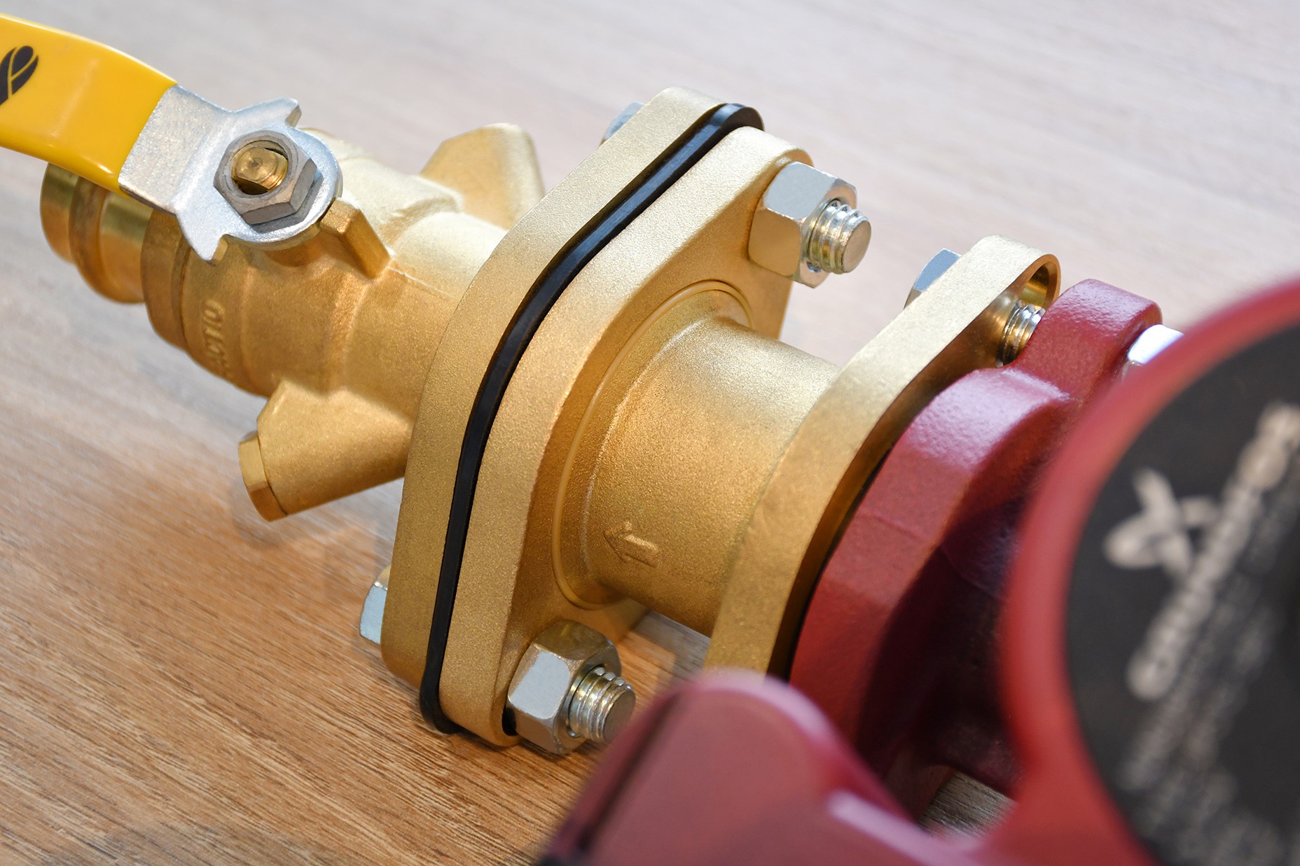 NEW DIELECTRIC DOUBLE FLANGED CHECK - Calefactio