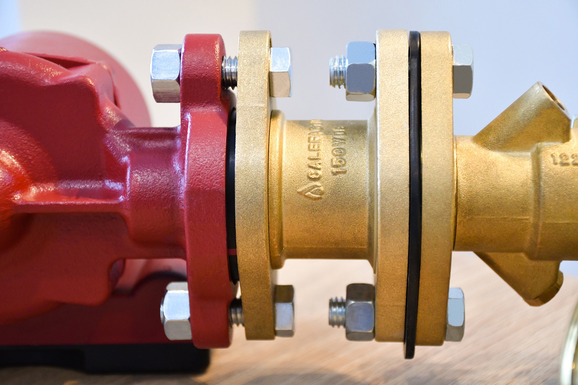 NEW DIELECTRIC DOUBLE FLANGED CHECK - Calefactio